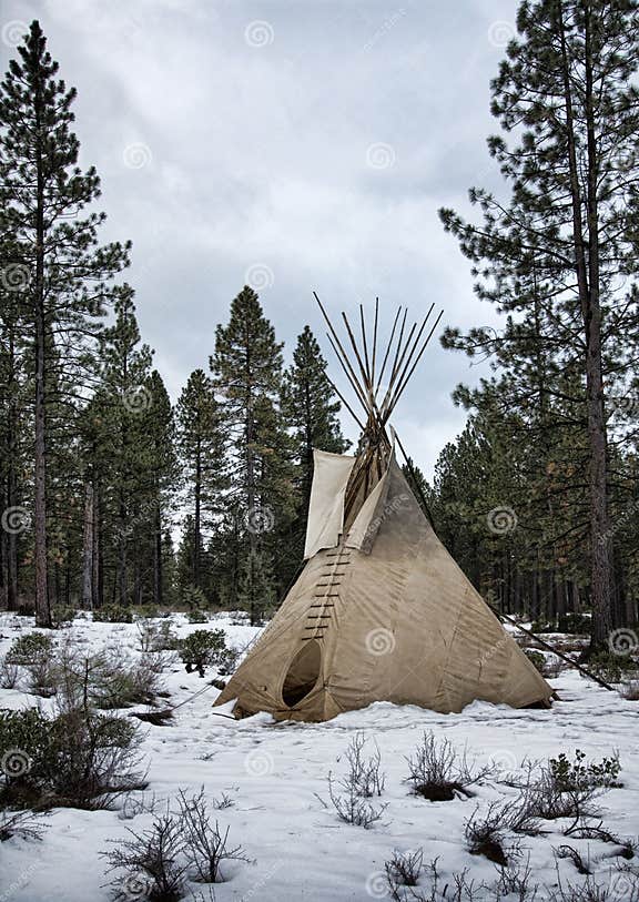 Tipi in de Winter stock afbeelding. Image of sneeuw, huis - 20447079