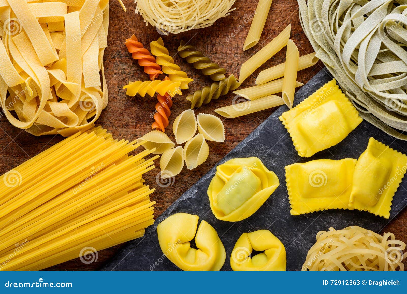 Tipi Differenti Della Pasta Immagine Stock - Immagine di ravioli ...
