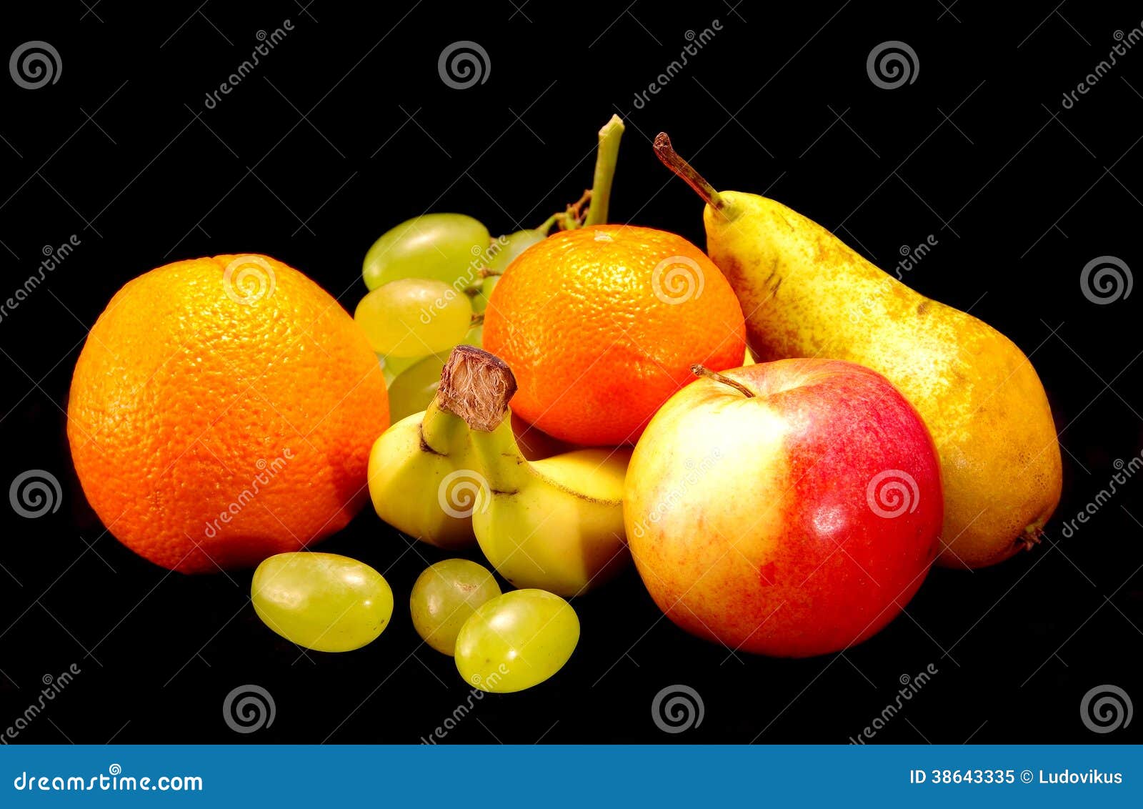 Tipi differenti di frutta immagine stock. Immagine di dolce - 38643335