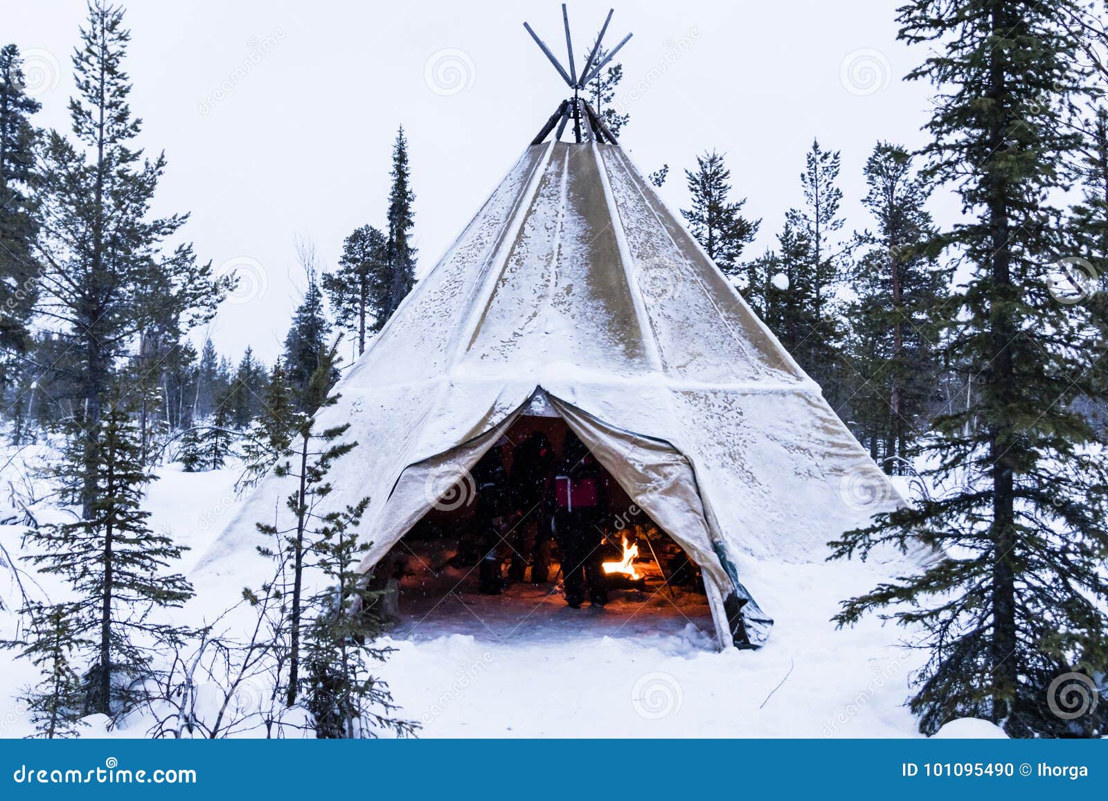 Tipi En Laponia En Invierno Imagen editorial - Imagen de recorrido ...