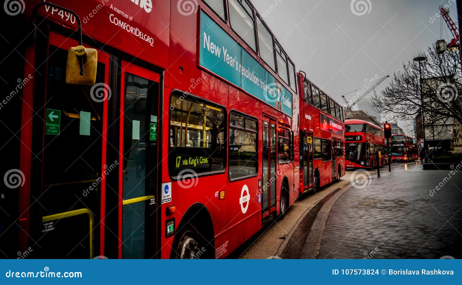 Tipico Per Londra - Bus Rosso Immagine Stock Editoriale - Immagine di ...