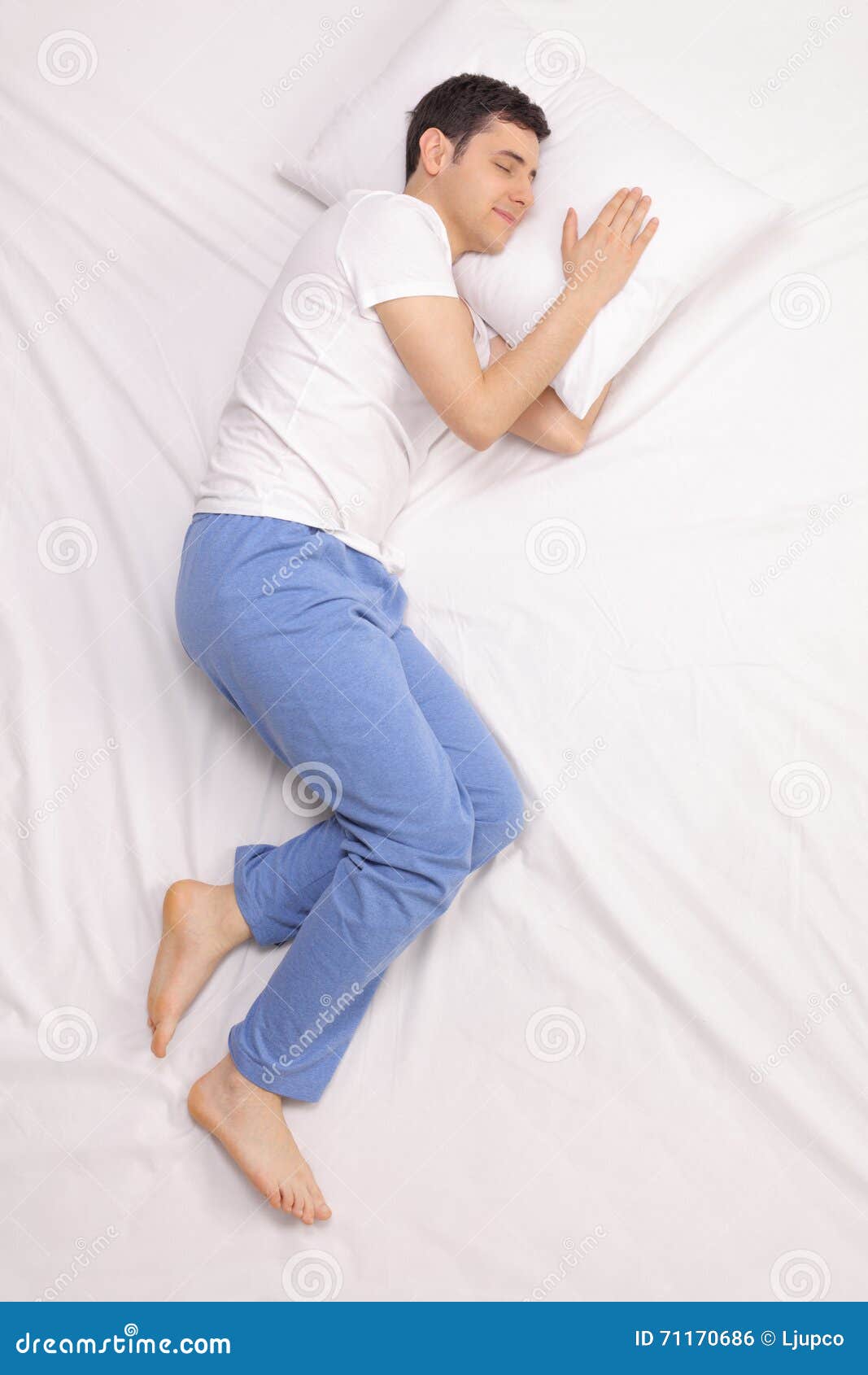 Tipo Che Dorme Su Un Letto Comodo Fotografia Stock - Immagine di ...