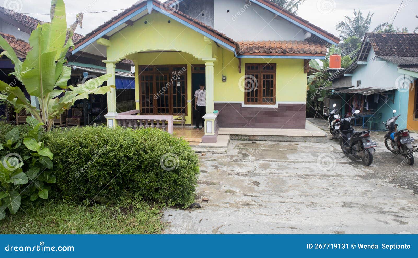 Tipo De Casa Moderna En Java Central Foto editorial - Imagen de ...