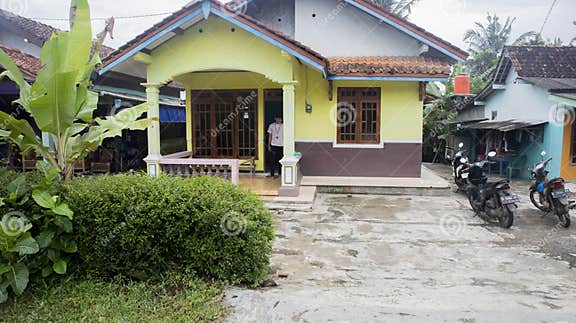 Tipo De Casa Moderna En Java Central Foto editorial - Imagen de ...