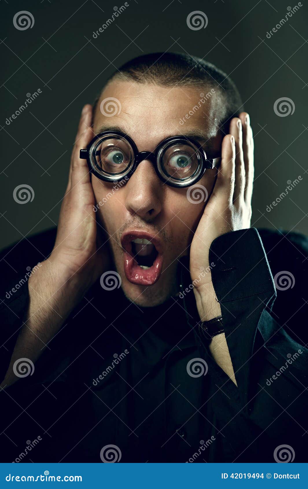 Tipo del nerd che grida fotografia stock. Immagine di bizzarro - 42019494