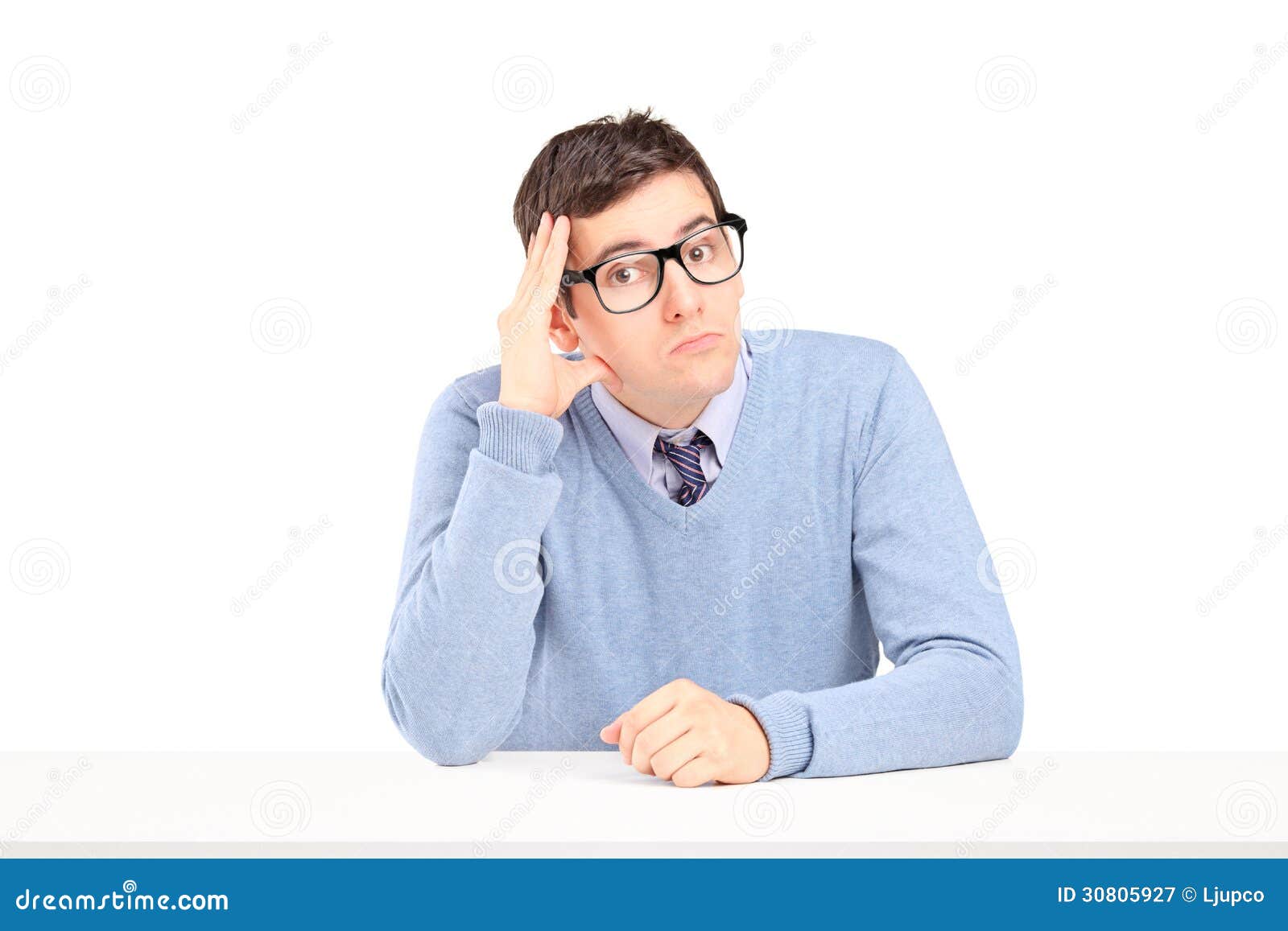 Tipo Dubbioso Che Si Siede E Che Pensa Su Una Tavola Immagine Stock ...
