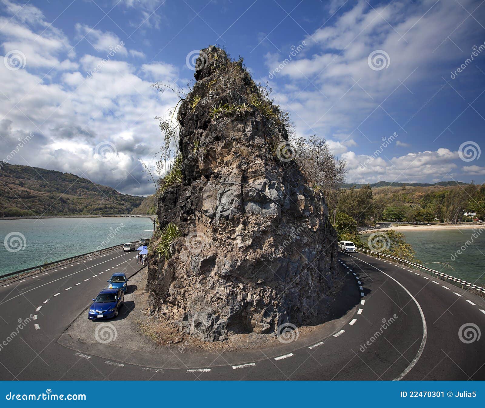 Tipo Na Volta Abrupta Da Estrada E De Uma Rocha Imagem de Stock ...