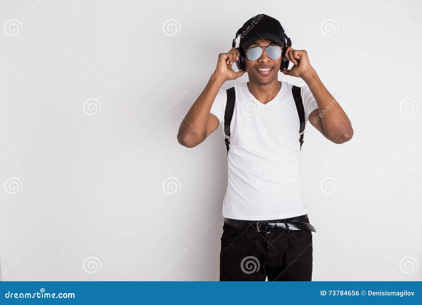 Tipo Nero Sorridente Con Le Cuffie Fotografia Stock - Immagine di ...