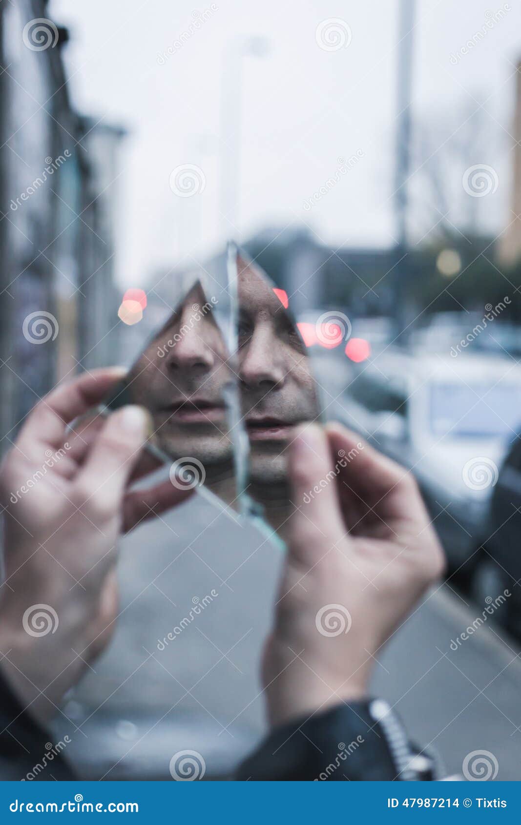Tipo Punk Che Lo Esamina in Uno Specchio Rotto Fotografia Stock ...