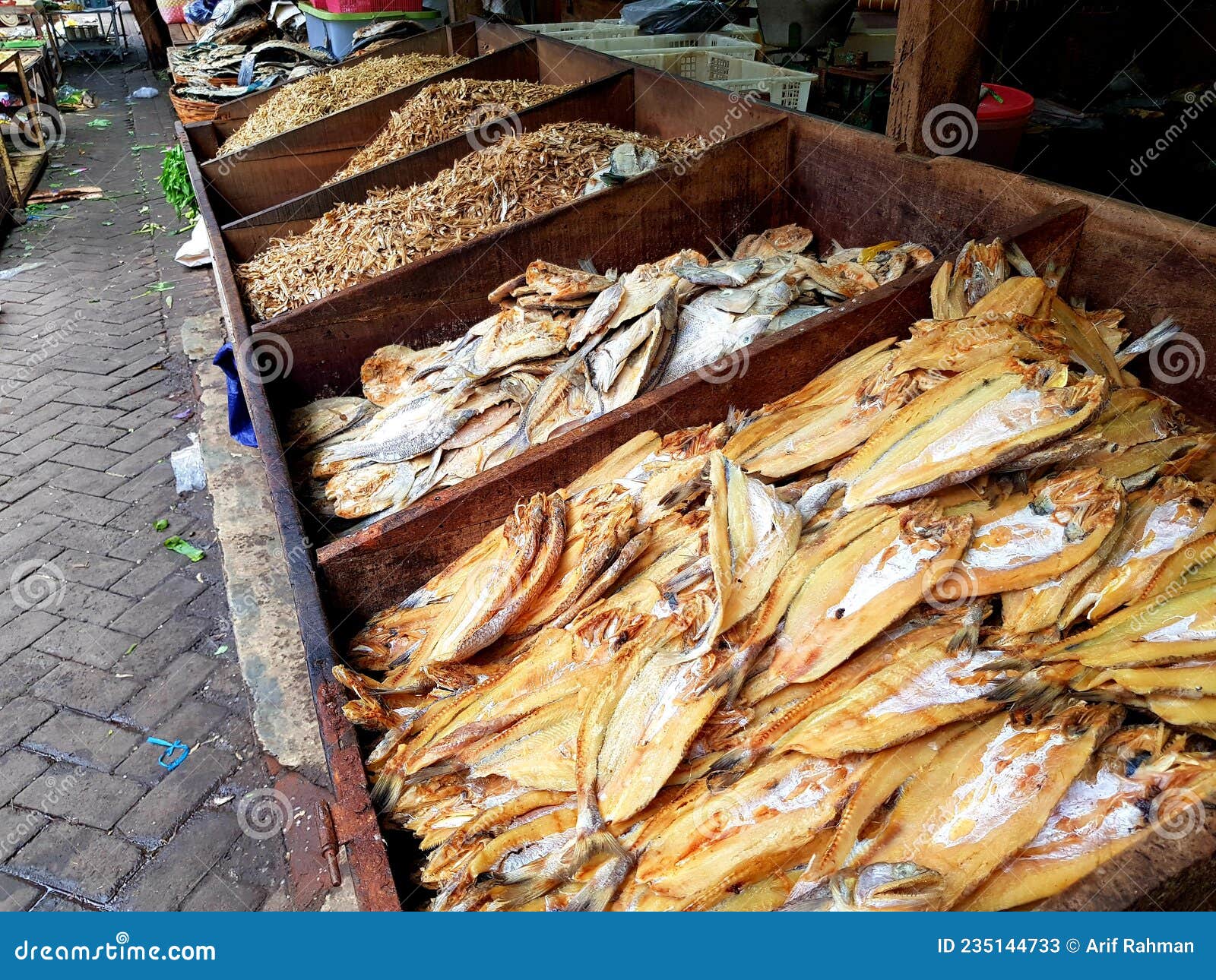 Tipos De Peixe Salgado E Seco No Mercado Tradicional Imagem de Stock ...