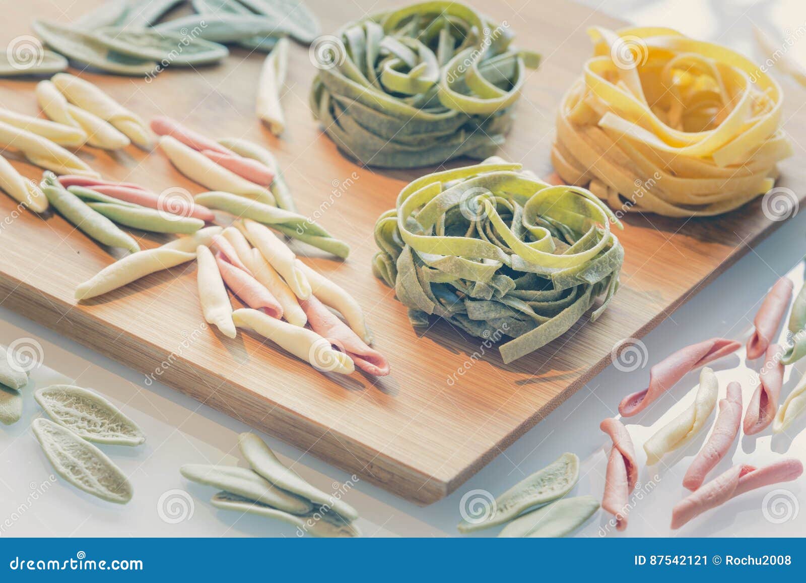 Tipos diferentes de massa imagem de stock. Imagem de prato - 87542121