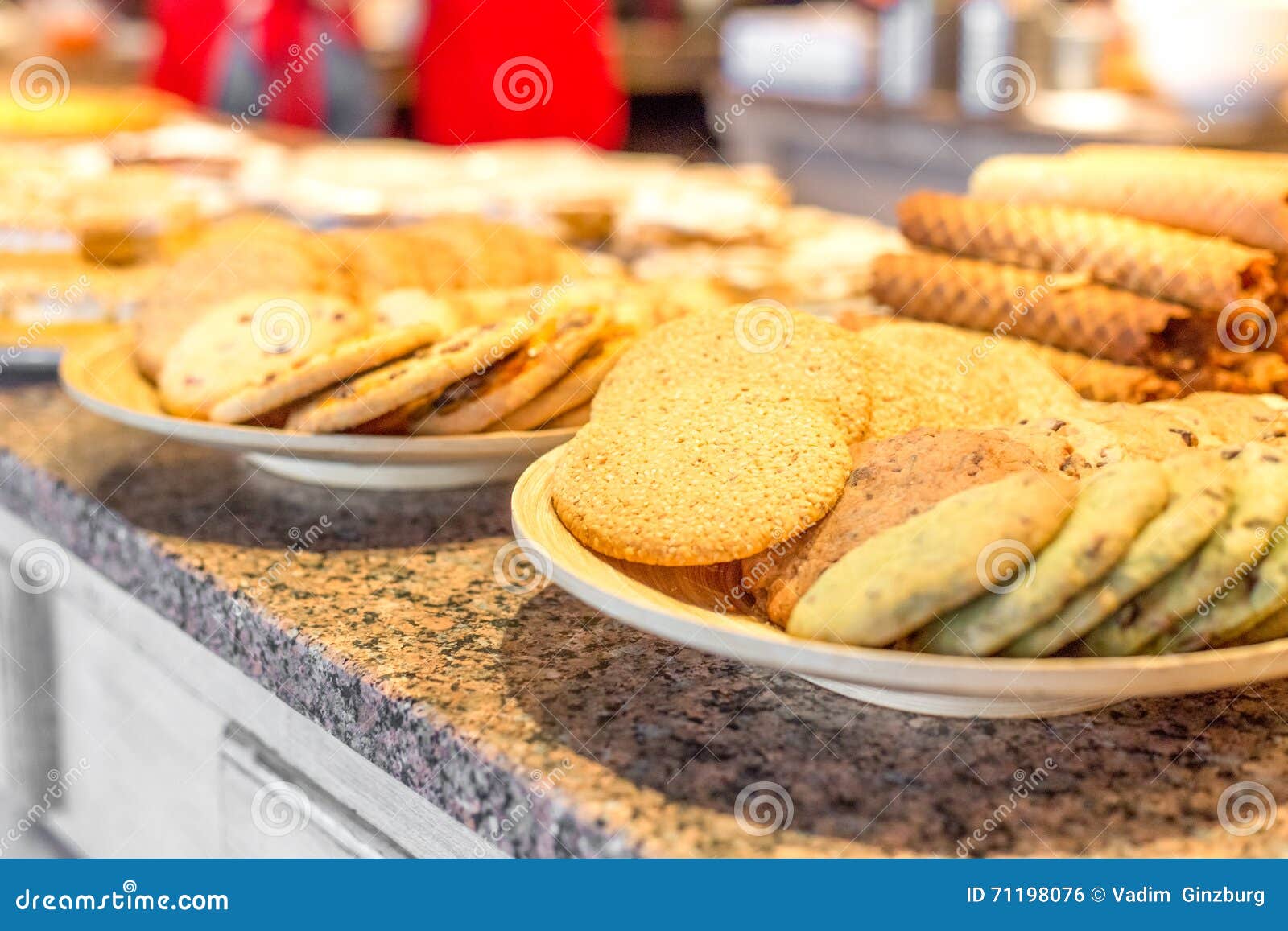 Tipos Diferentes De Pastelarias Do Doce Em Placas Foto de Stock ...