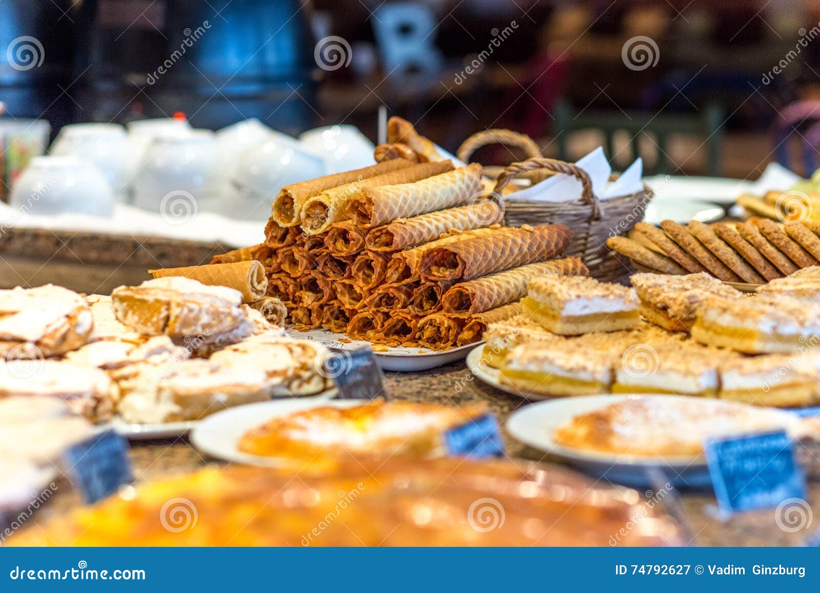 Tipos Diferentes De Pastelarias Do Doce Em Placas Imagem de Stock ...