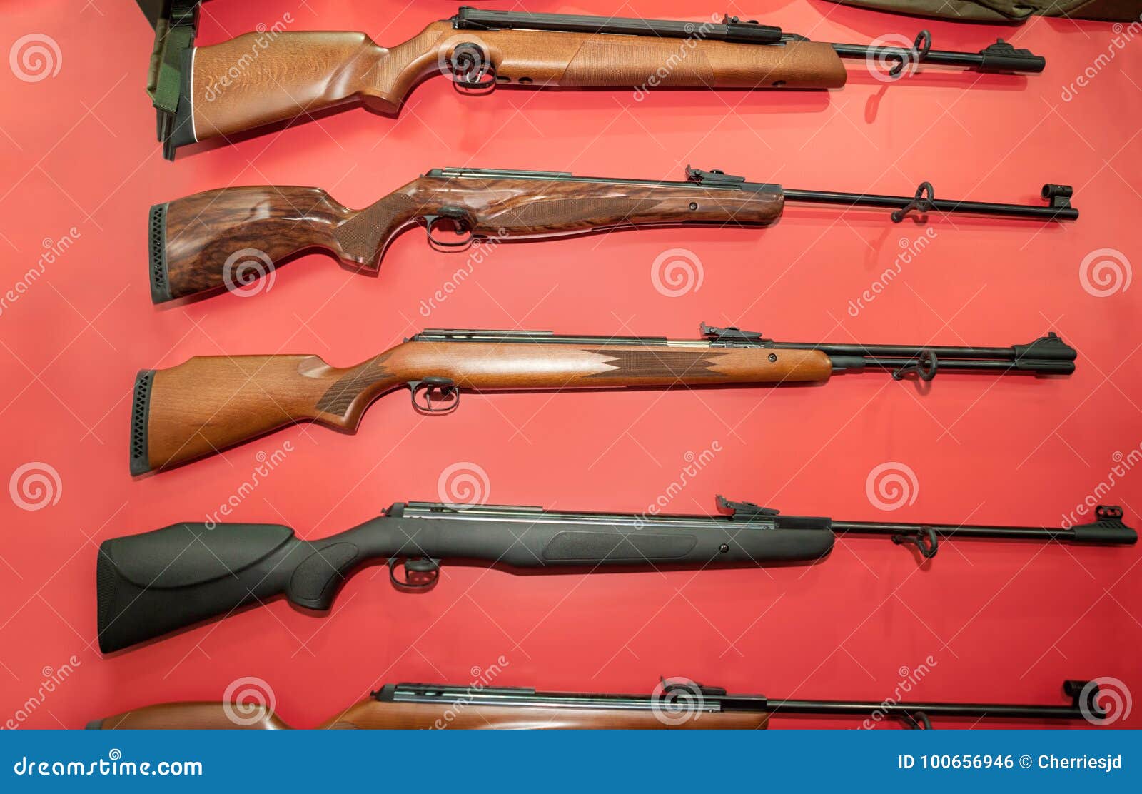 Tipos Diferentes De Rifles Na Parede Vermelha Foto de Stock - Imagem de ...
