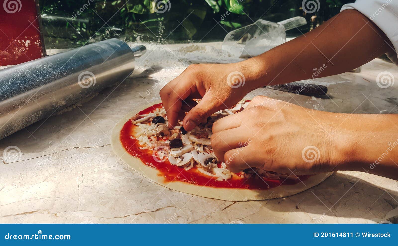 Tir De Gros Plan Du Processus De Fabrication D'une Pizza Image stock ...