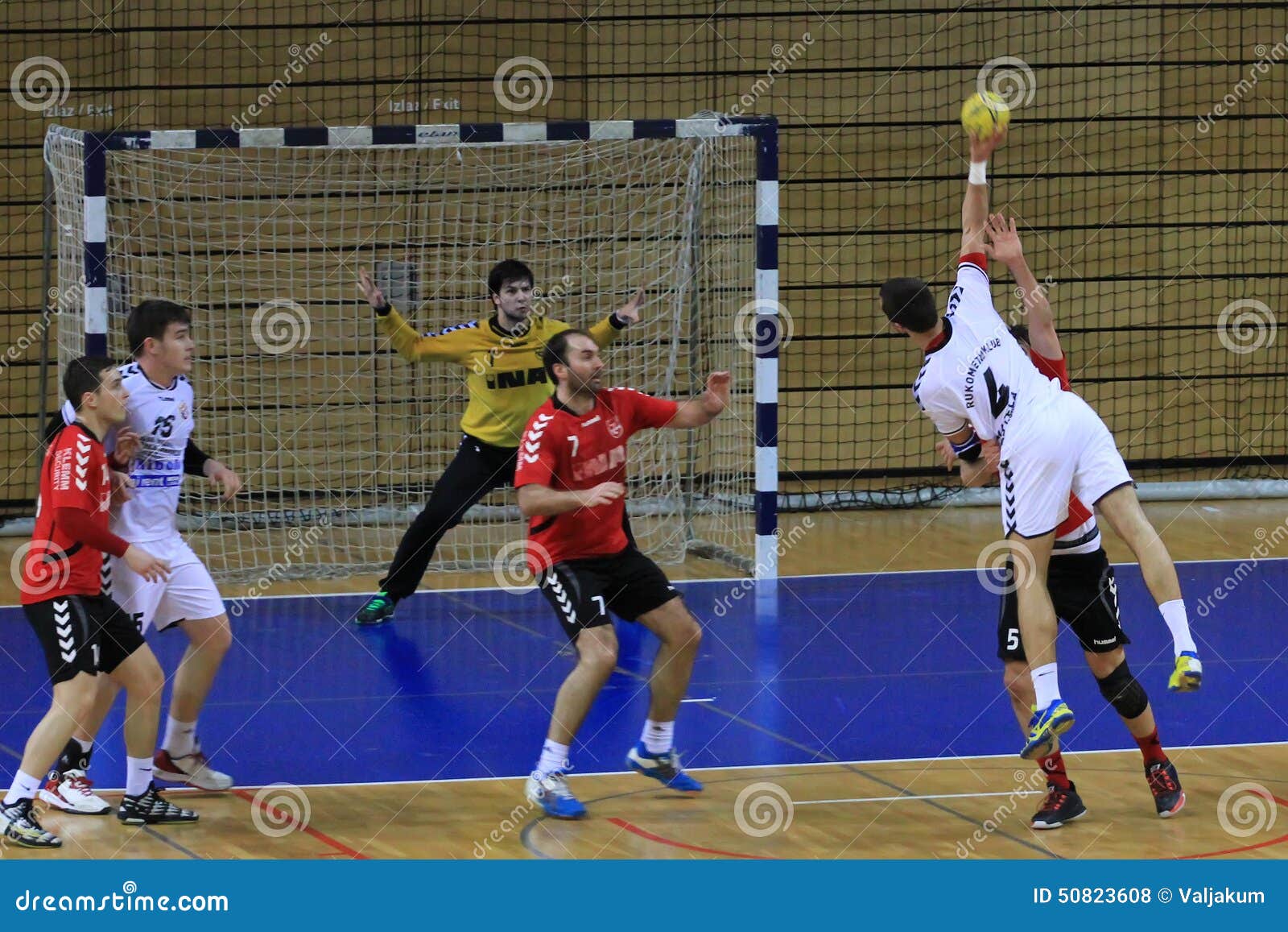 Tir En Suspension De Handball Photo stock éditorial - Image du saut ...