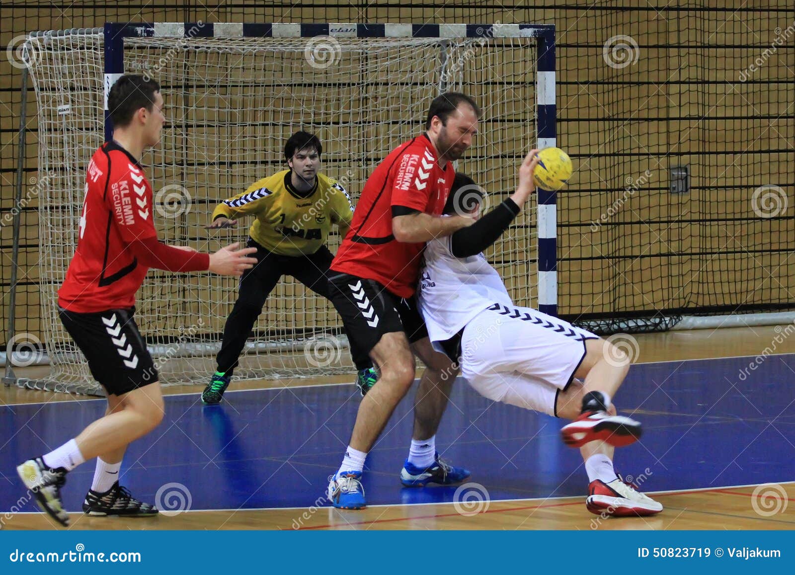 Tir En Suspension De Handball Image stock éditorial - Image du arène ...