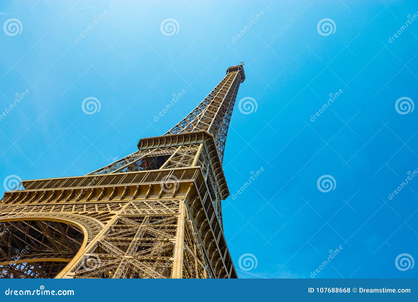 Tir Grand-angulaire De Tour Eiffel Photo stock - Image du construction ...