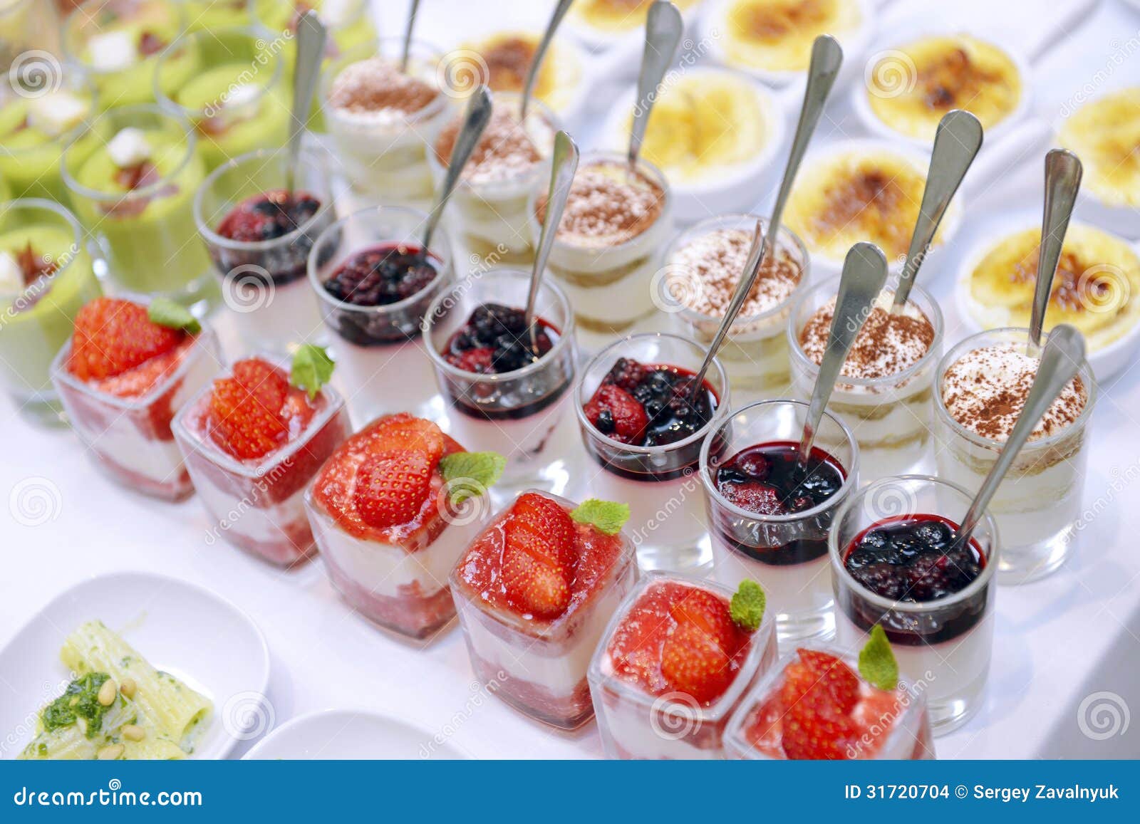 Tiramisu, Panna-Cotta, Creme Brulee Stockfoto - Bild von bohnen, rahm ...