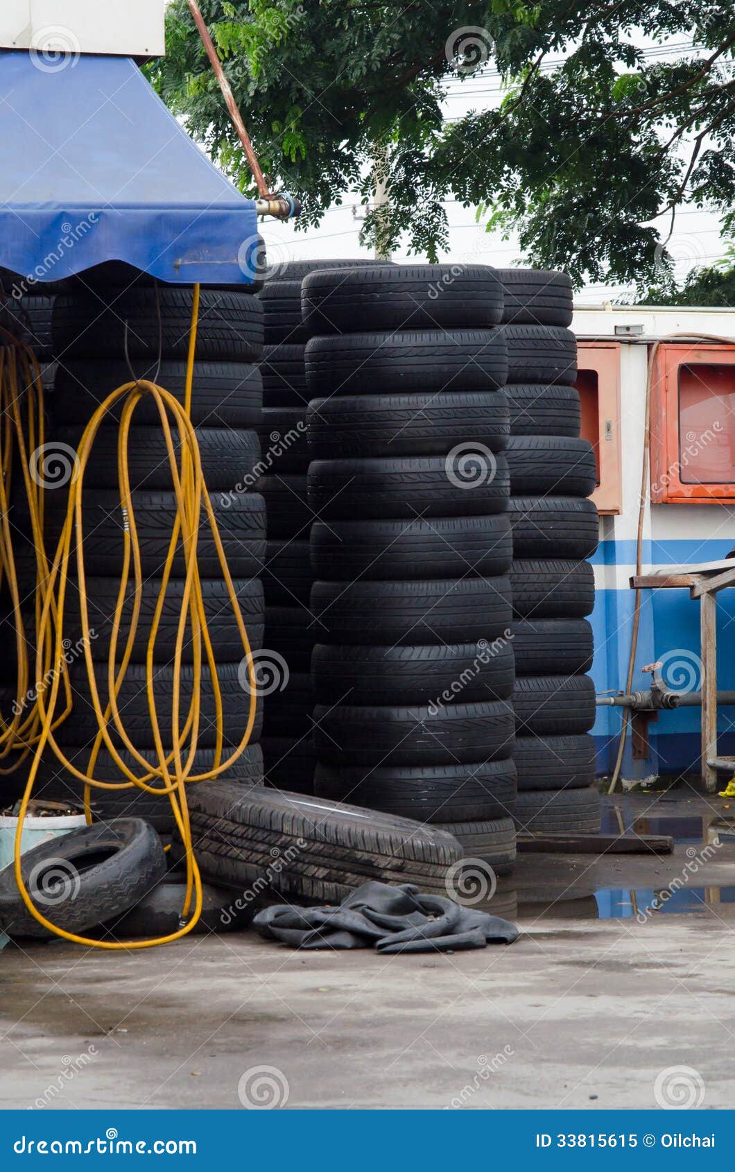 Tire Stack Roll in Vertical Stock Image - Image of black, detail: 33815615