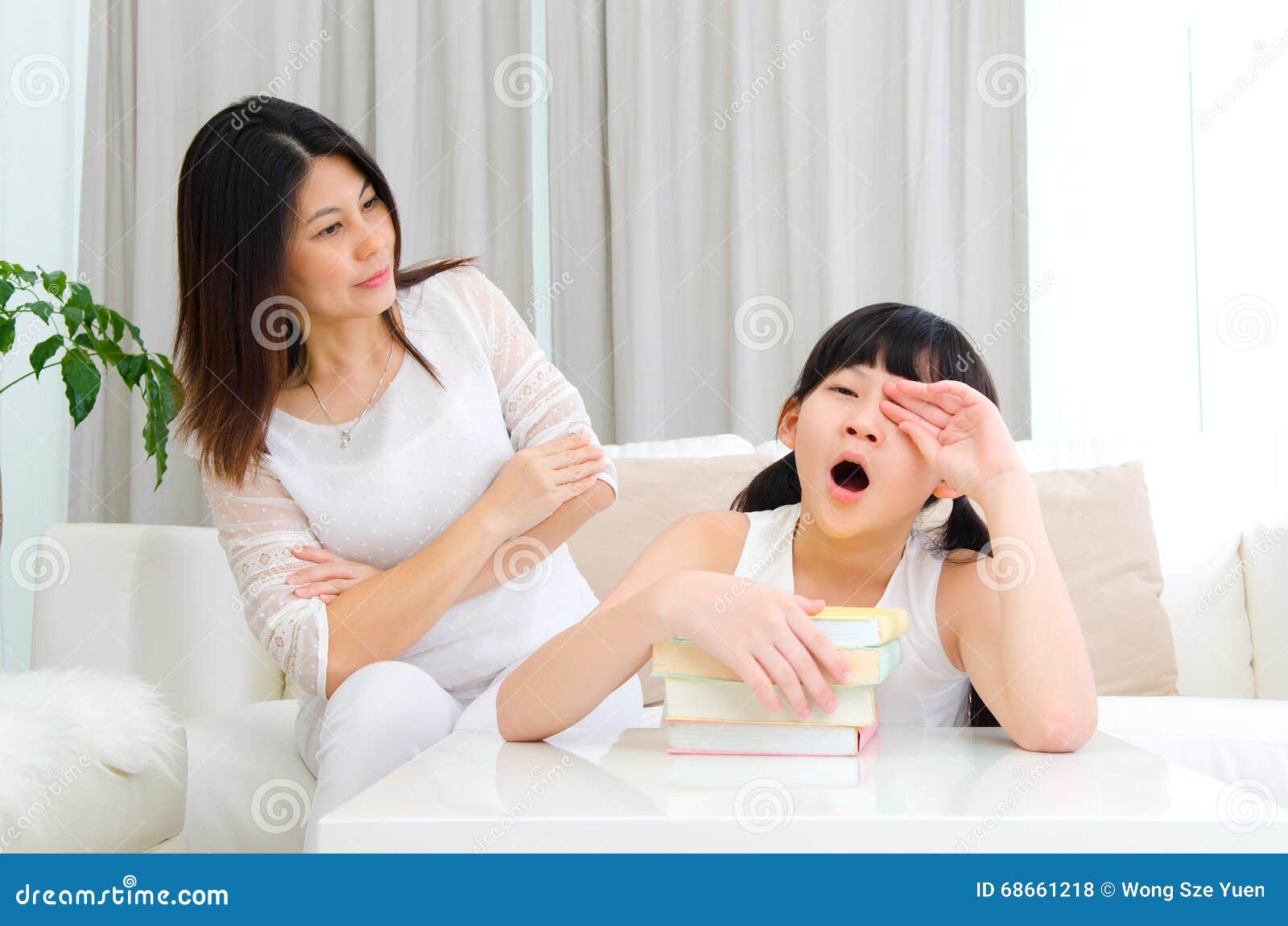 Tiring stock foto. Image of boek, maleis, binnen, levensstijl - 68661218