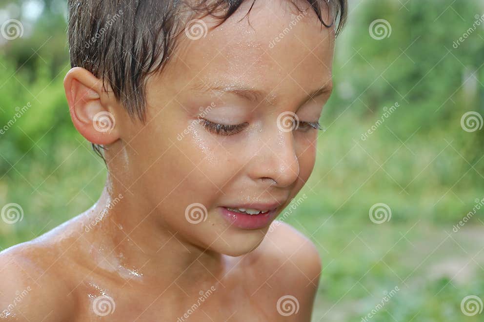 Tiritar com frio foto de stock. Imagem de tiritar, menino - 5637426