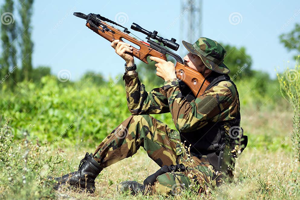 Tiro da arma da besta foto de stock. Imagem de armado - 126189108