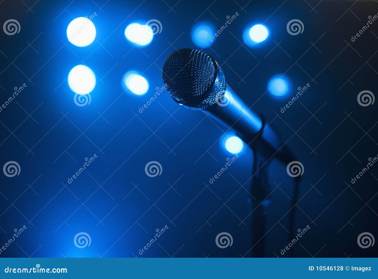 Tiro Del Micrófono Del Primer Foto de archivo - Imagen de ejecutantes ...