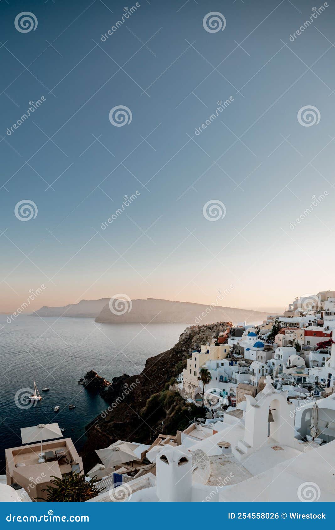 Tiro Vertical De Edificios Blancos En La Orilla En Santorini Greece ...