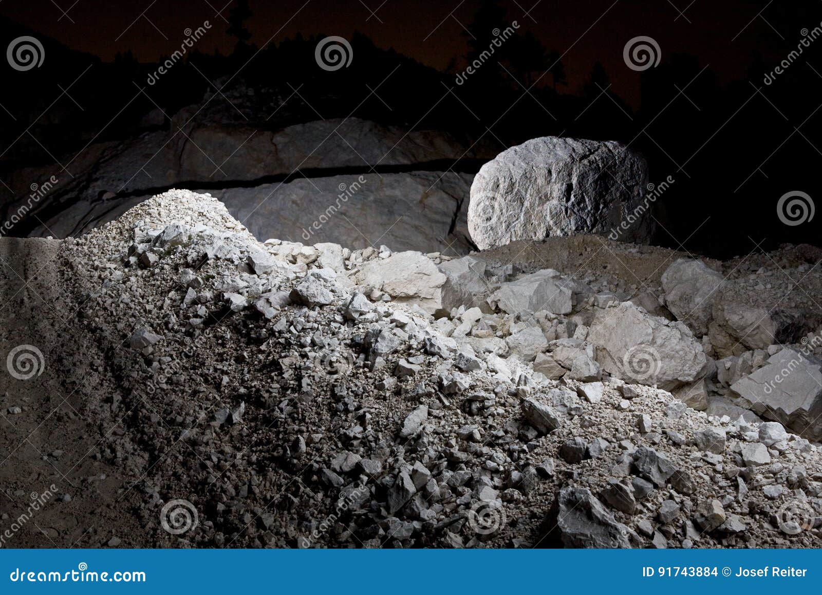 Tiros De La Noche De Una Mina Foto de archivo - Imagen de noche ...