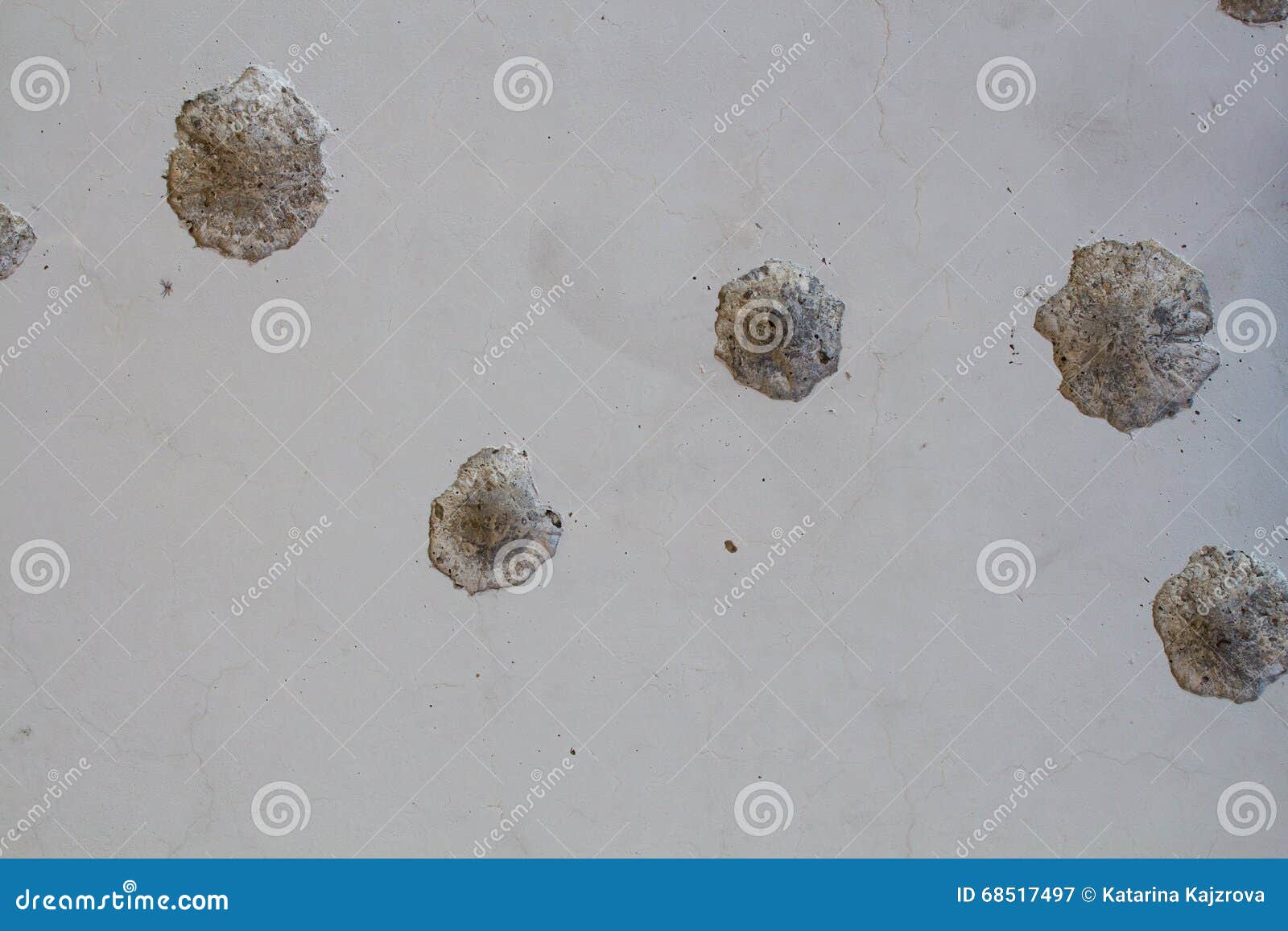 Tiros en la pared imagen de archivo. Imagen de violencia - 68517497