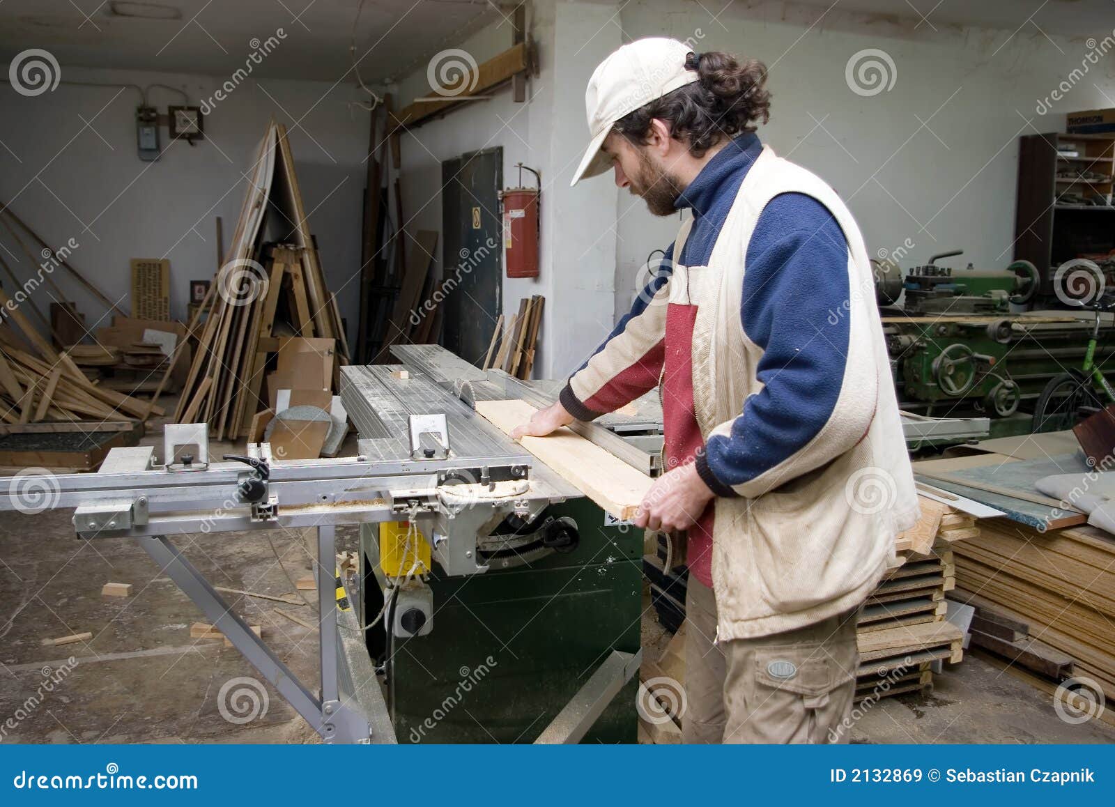 Tischler bei der Arbeit. stockbild. Bild von planke, bauholz - 2132869