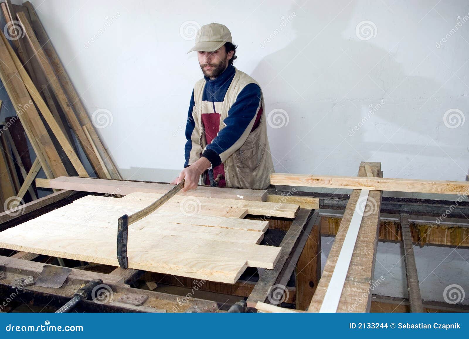 Tischler bei der Arbeit. stockfoto. Bild von aufbau, sägen - 2133244