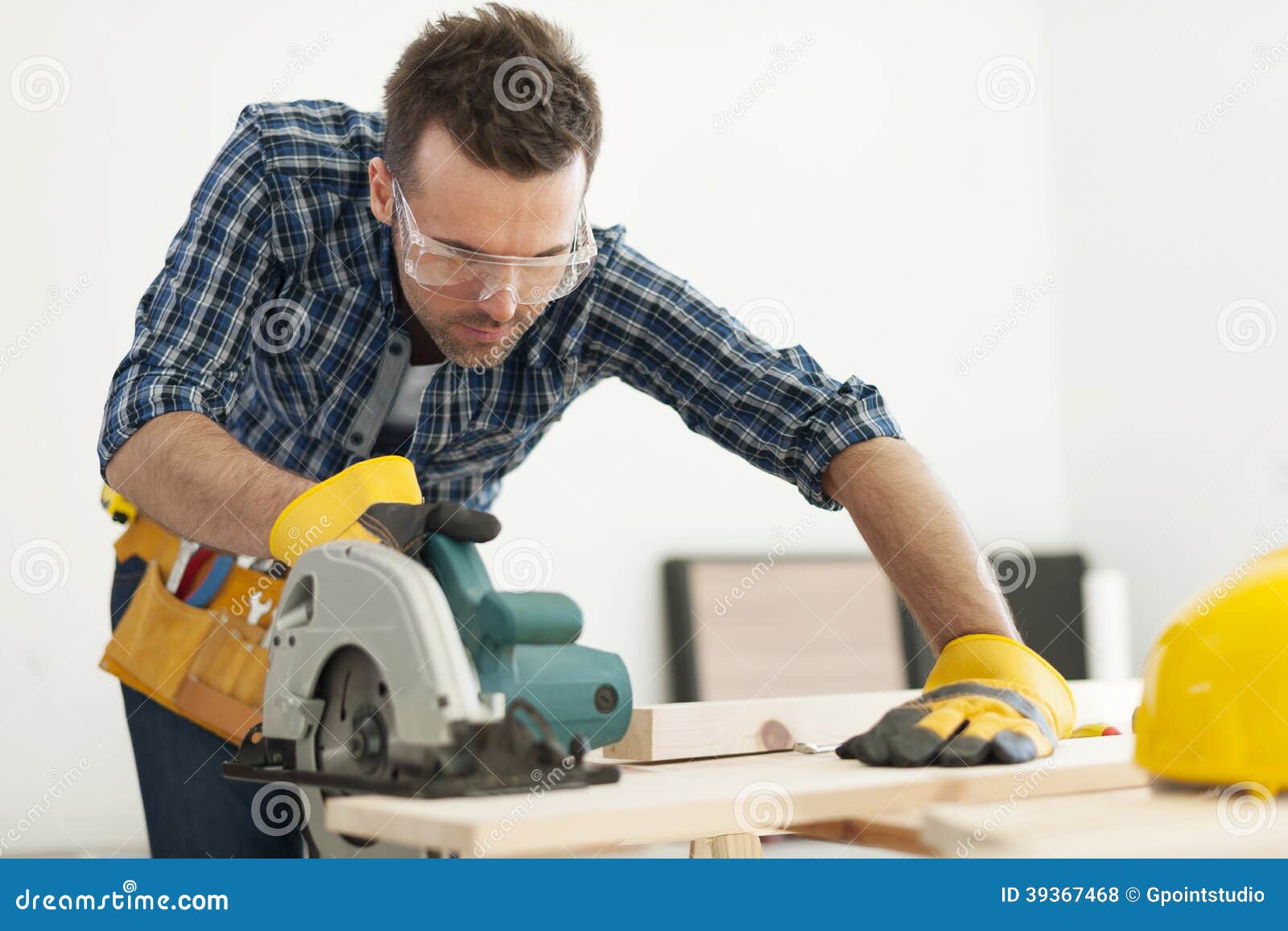 Tischler bei der Arbeit stockfoto. Bild von tätigkeit - 39367468