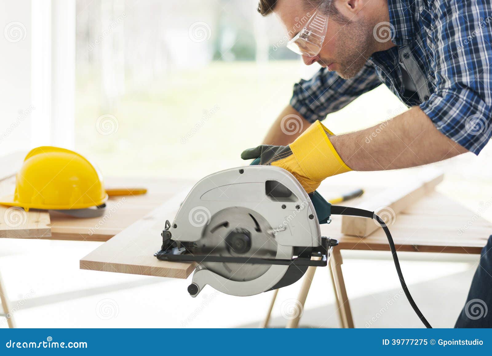 Tischler bei der Arbeit stockbild. Bild von leistung - 39777275