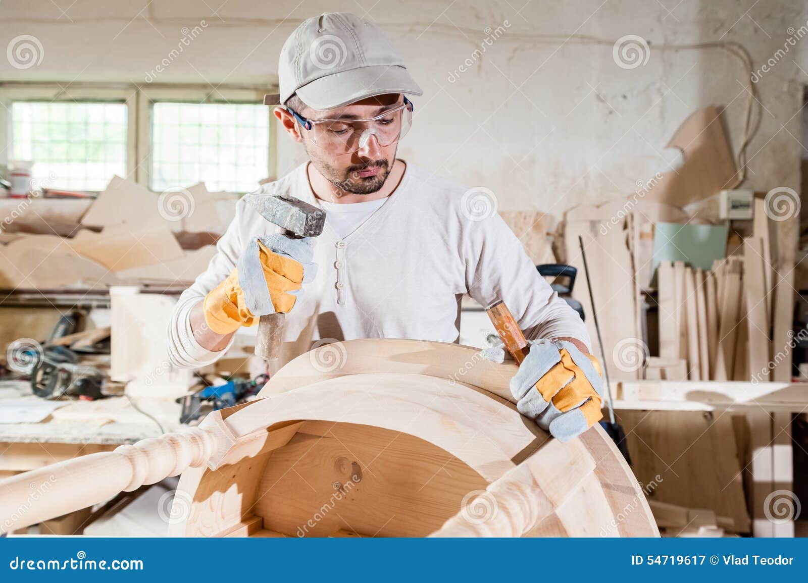 Tischler bei der Arbeit stockbild. Bild von tischler - 54719617