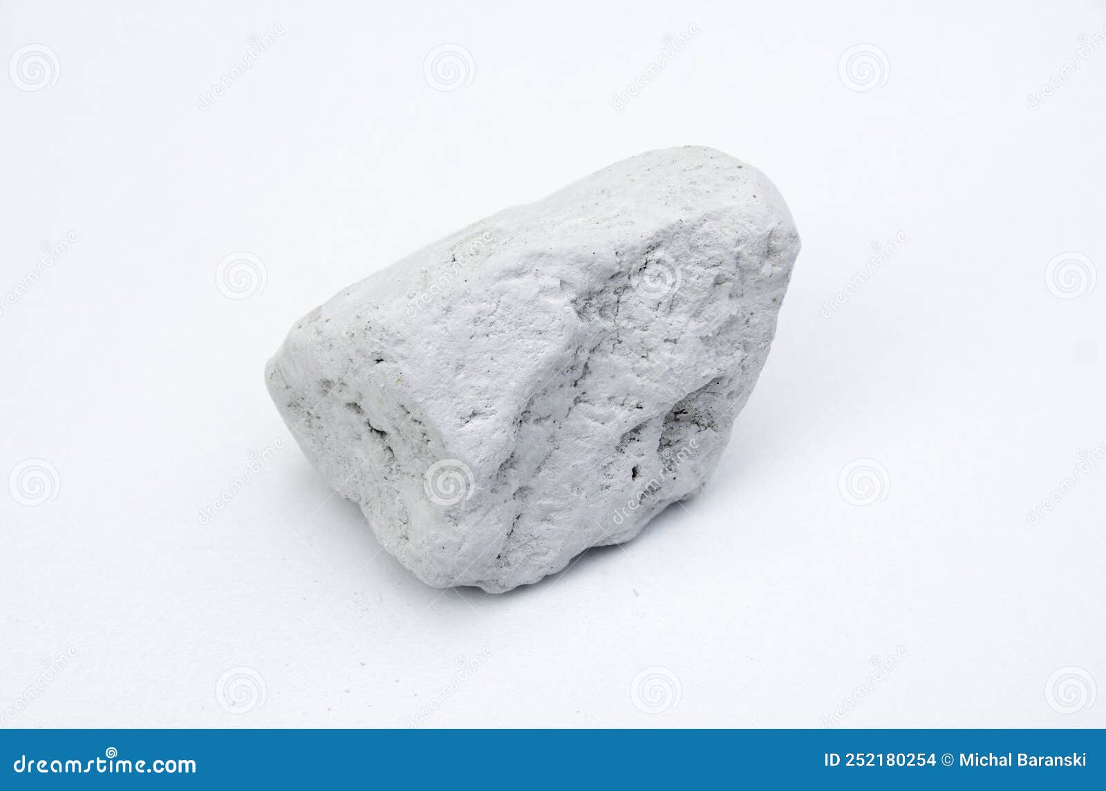 Tiza sobre fondo blanco foto de archivo. Imagen de piedra - 252180254