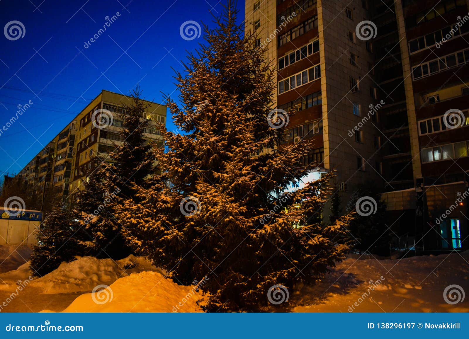 Tjumen' immagine stock. Immagine di albero, notte, casa - 138296197