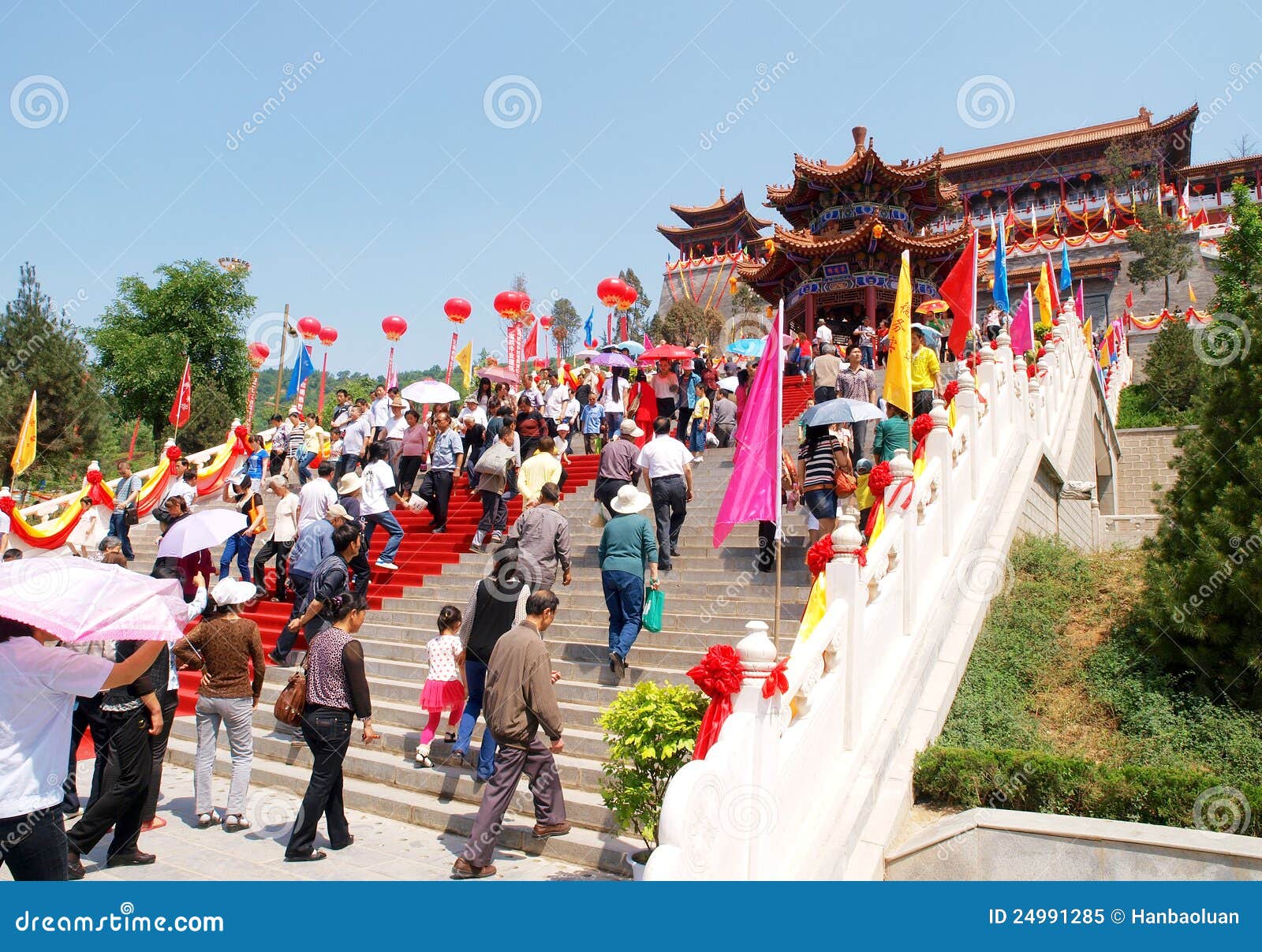To the Temple To Pray Crowd Editorial Image - Image of landmark ...