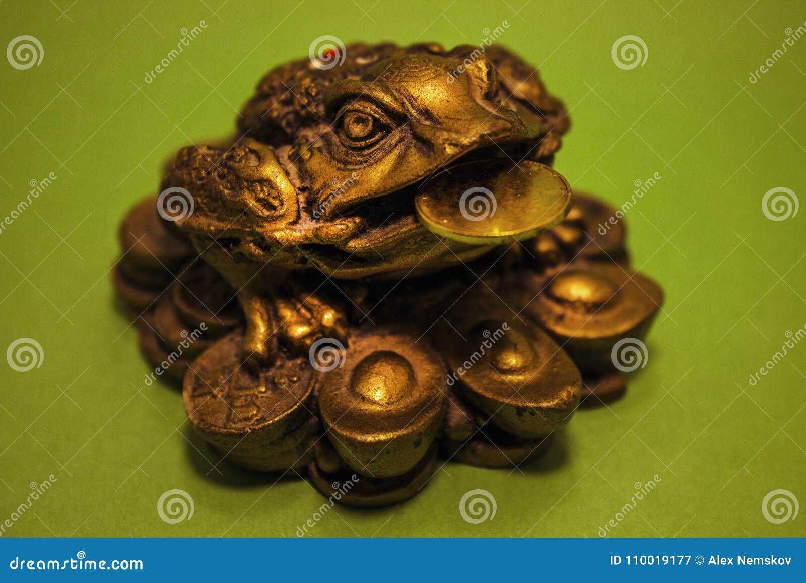 The Figure of the Oriental Toads Stock Image - Image of creature, cash ...