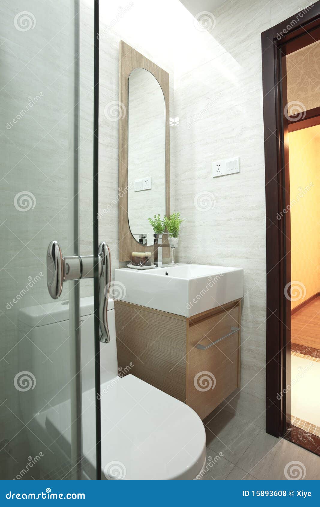 Toalete com banheiro foto de stock. Imagem de moderno - 15893608