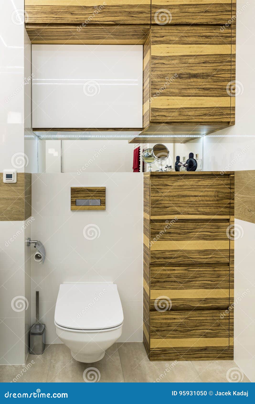 Toalete Moderno No Banheiro Foto de Stock - Imagem de espelho, perfume ...