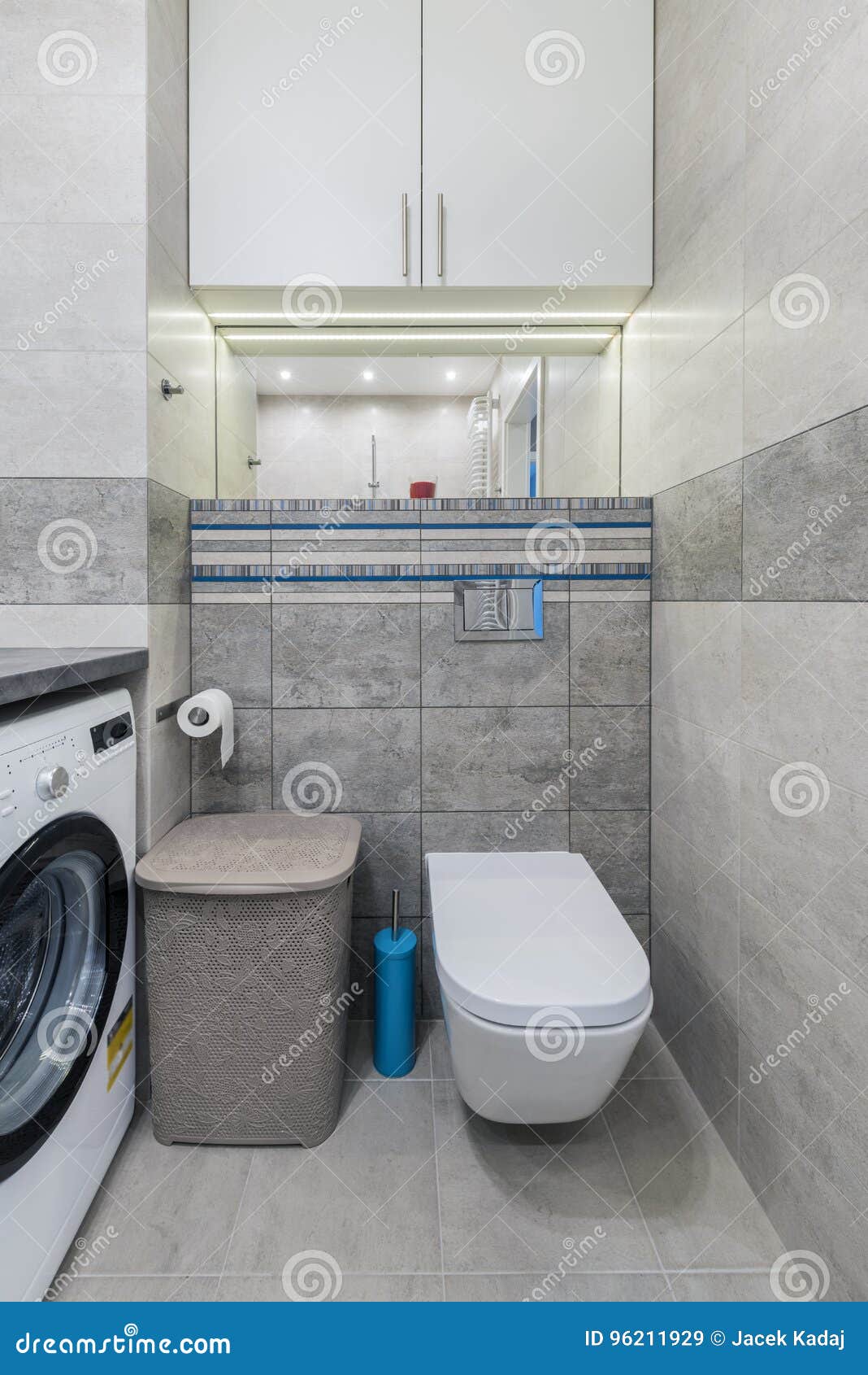 Toalete No Banheiro Moderno Imagem de Stock - Imagem de toalete, limpo ...