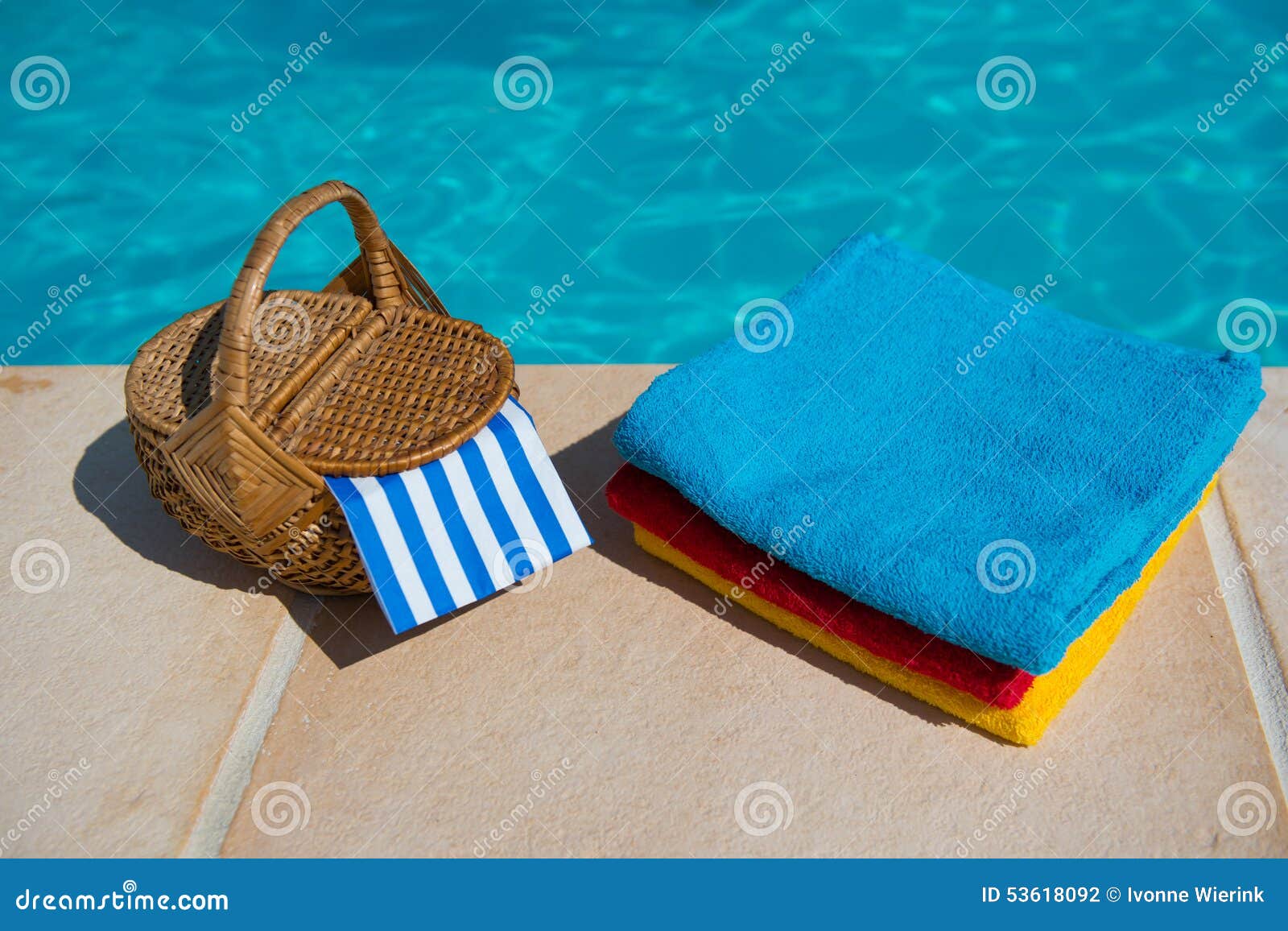 Toalhas na piscina foto de stock. Imagem de colorido - 53618092