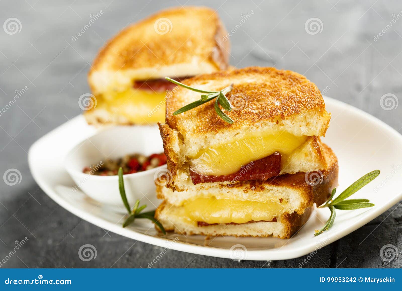 Toasts fotografia stock. Immagine di alimento, casalingo - 99953242