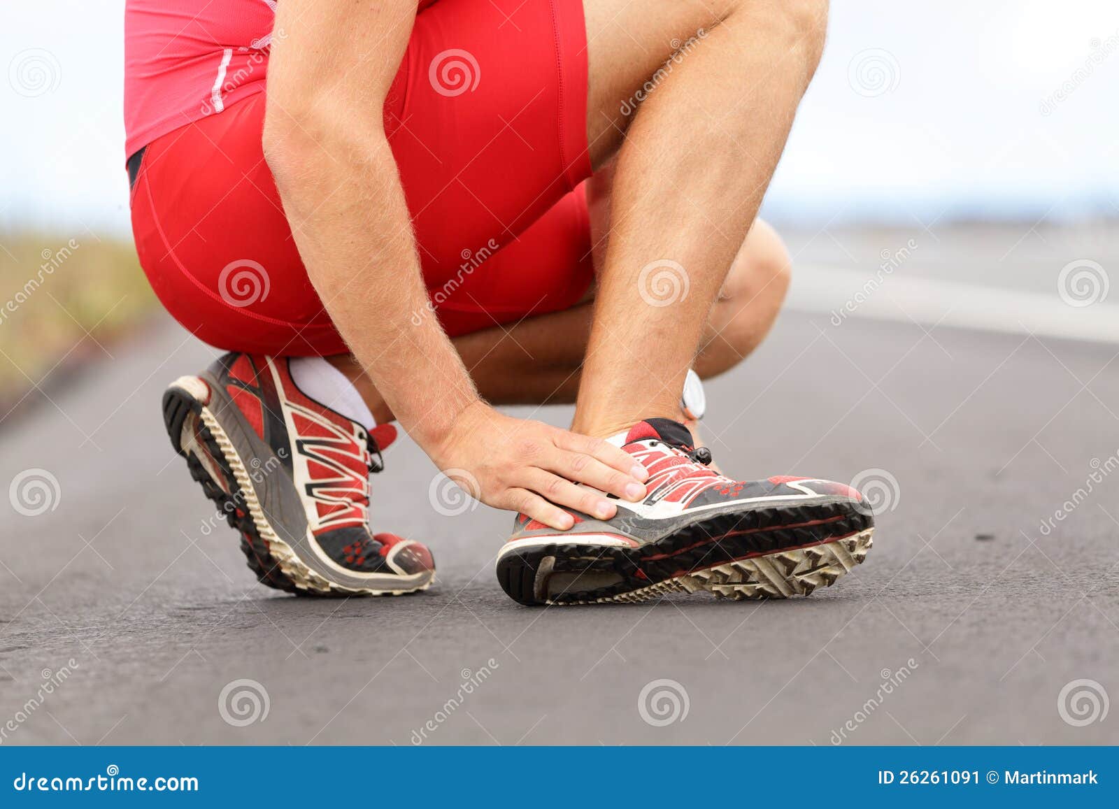 Tobillo torcido imagen de archivo. Imagen de fractura - 26261091