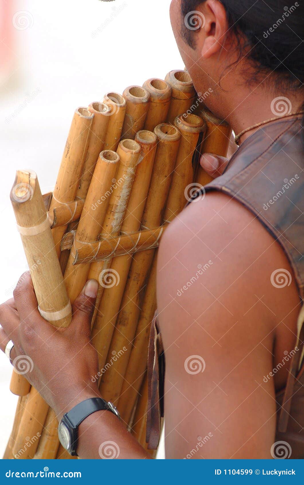 Tocar la flauta de bambú imagen de archivo. Imagen de andes - 1104599