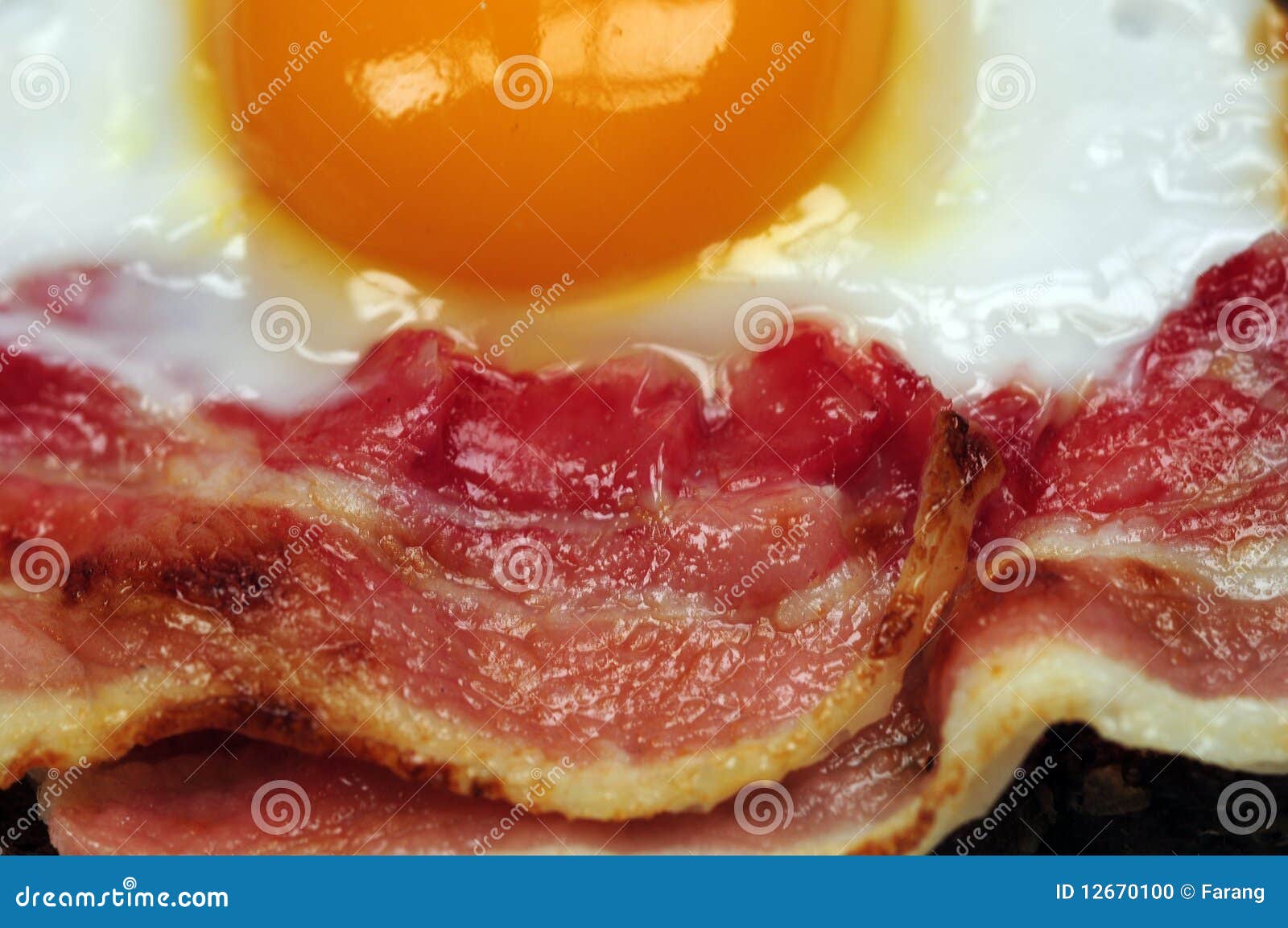 Tocino y huevo frito foto de archivo. Imagen de almuerzo - 12670100