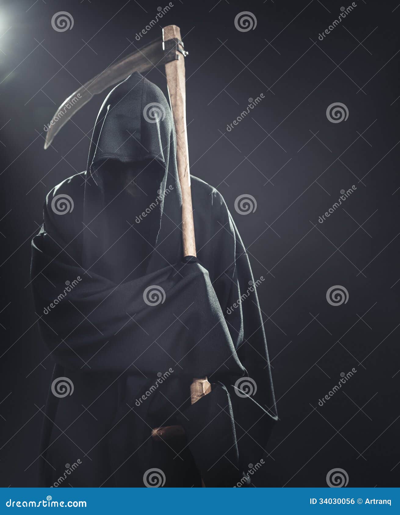 Tod Mit Der Sense, Die Im Nebel Steht Stockfoto - Bild von haube, übel ...