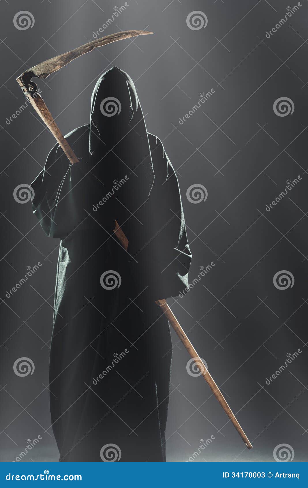 Tod Mit Der Sense, Die Im Nebel Steht Stockbild - Bild von tiefstand ...